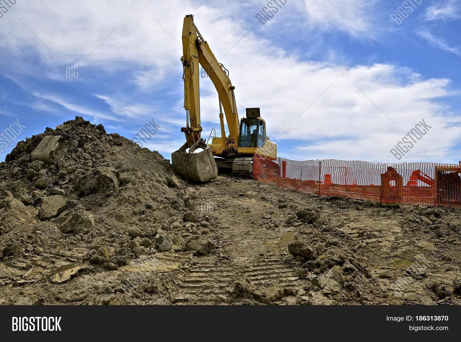 Excavating Machine Image & Photo (Free Trial) | Bigstock
