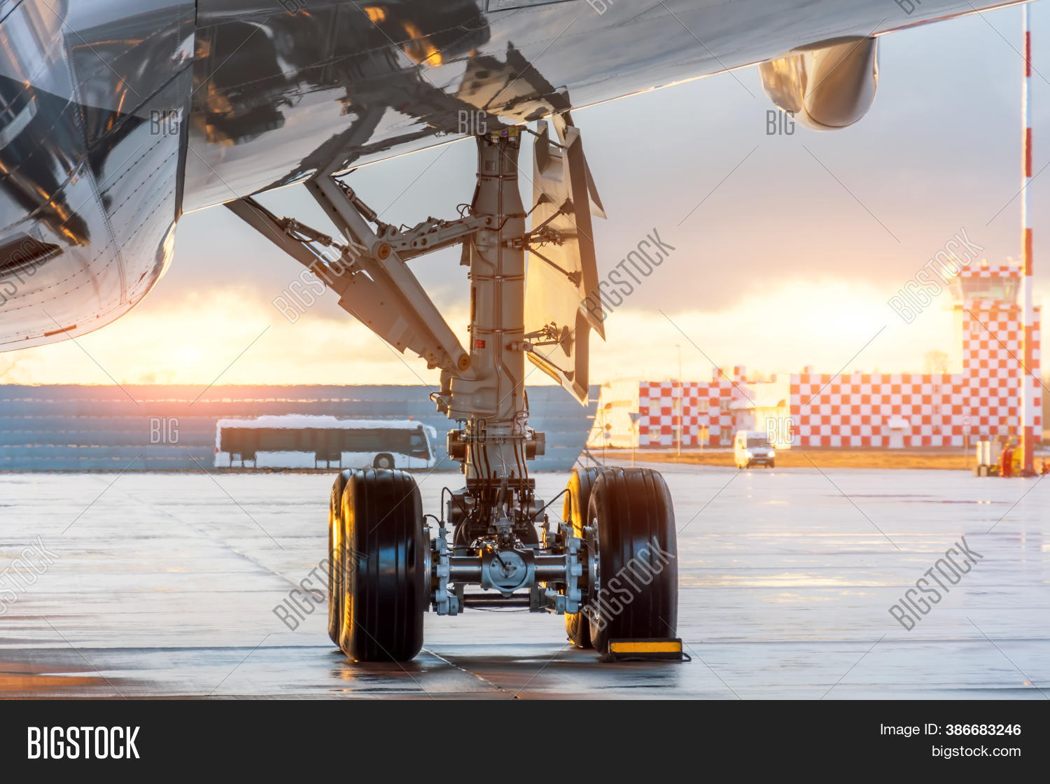 One Main Landing Gear Image & Photo (Free Trial) | Bigstock
