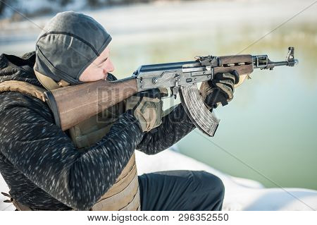 Army Soldier Crouching Image & Photo (Free Trial) | Bigstock