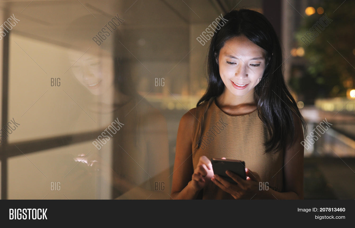 Woman Looking Mobile Image & Photo (Free Trial) | Bigstock