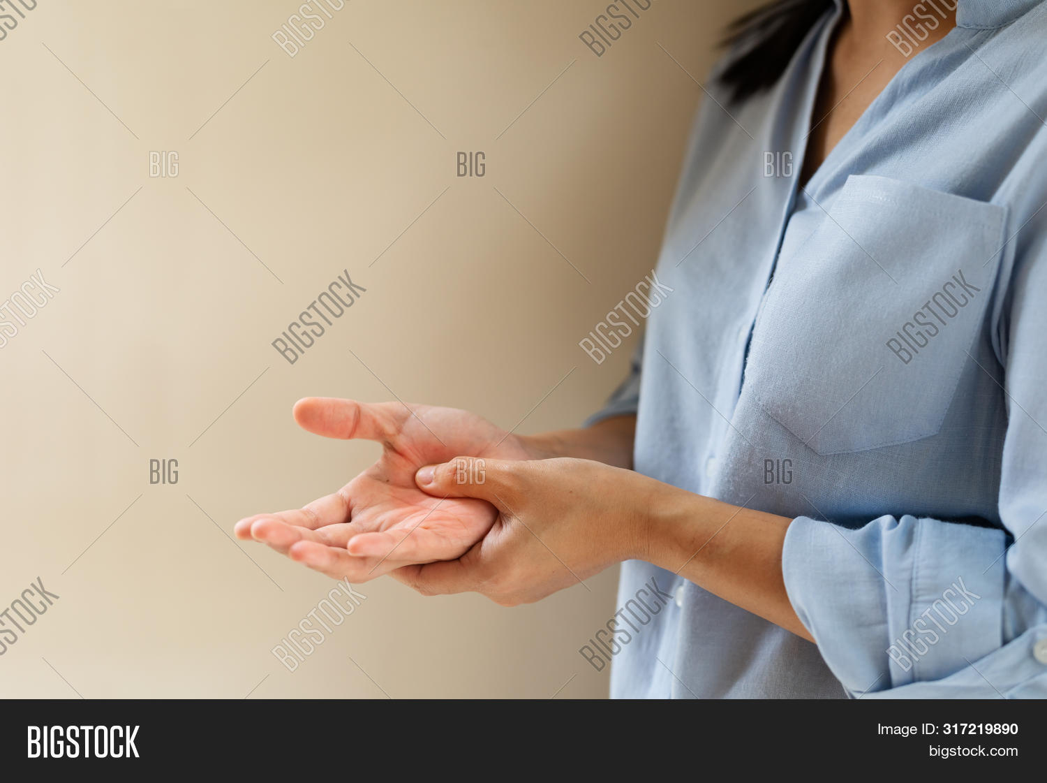 Woman Wrist Arm Pain Image & Photo (Free Trial) | Bigstock
