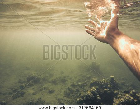 Imagen y foto Underwater Hand (prueba gratis) | Bigstock