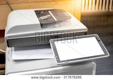 White Blank Screen On Image & Photo (Free Trial) | Bigstock