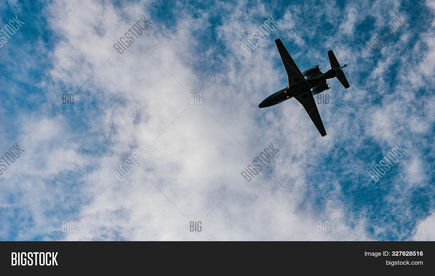 Airplane Flying Low Image & Photo (Free Trial) | Bigstock