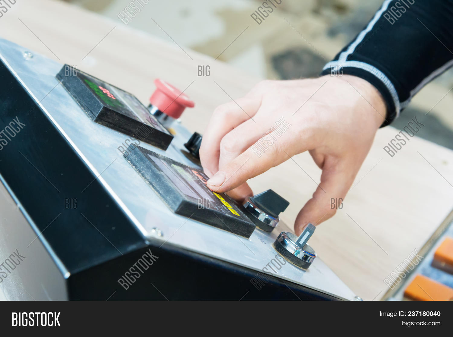 Close- Operator 图片和照片（免费试用） | Bigstock
