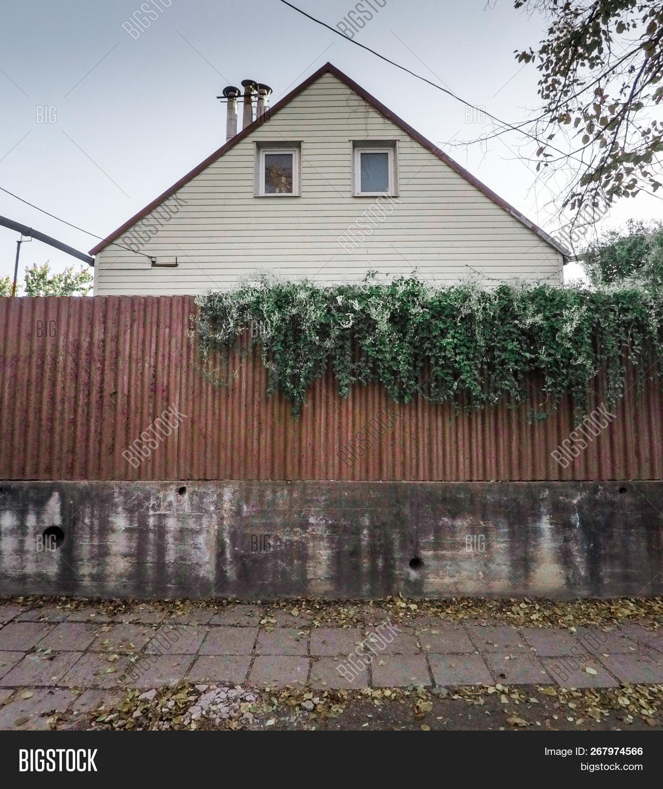 Imagen y foto House Siding Fence (prueba gratis) | Bigstock