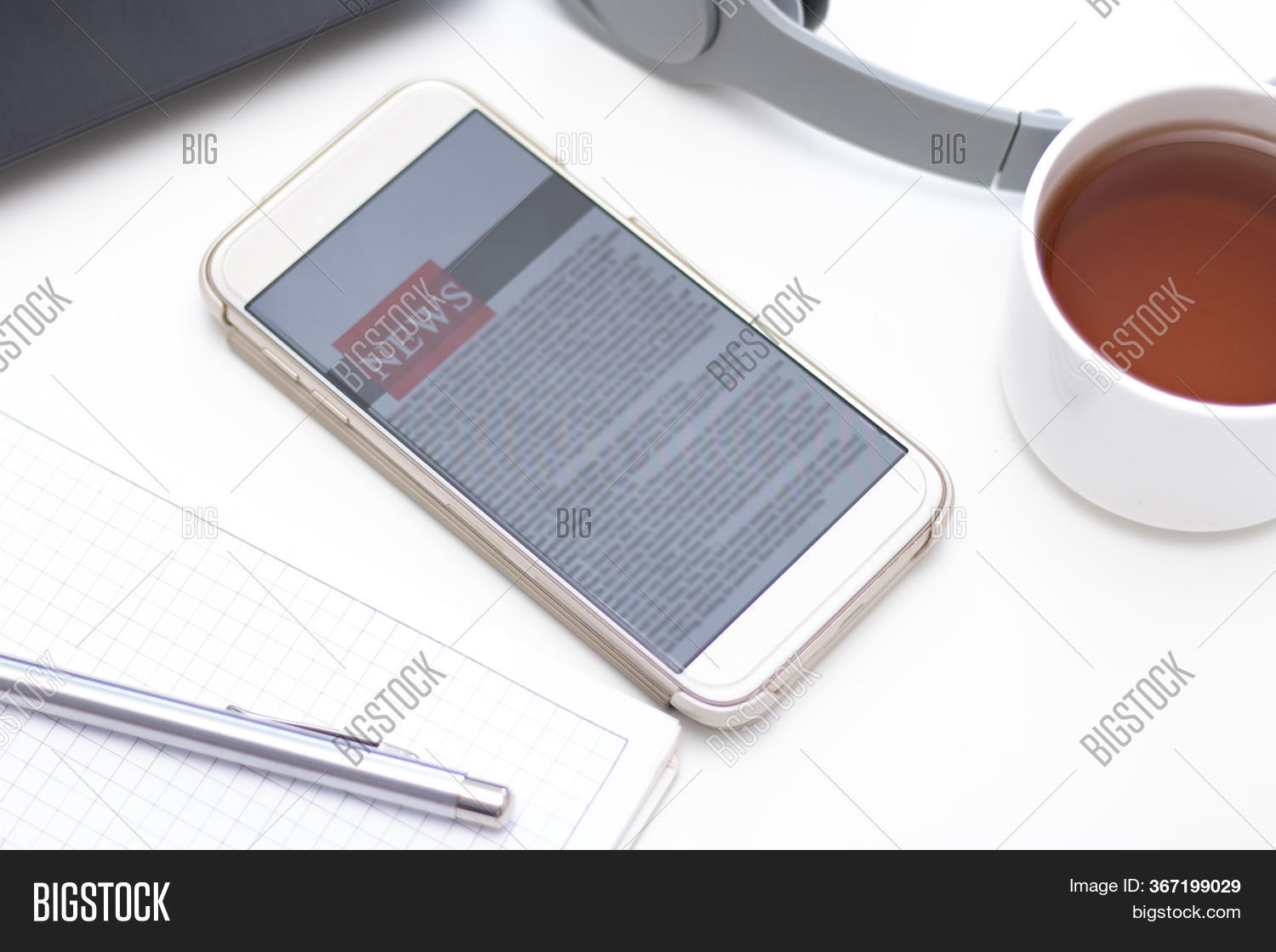 Online News On Mobile Image & Photo (Free Trial) | Bigstock