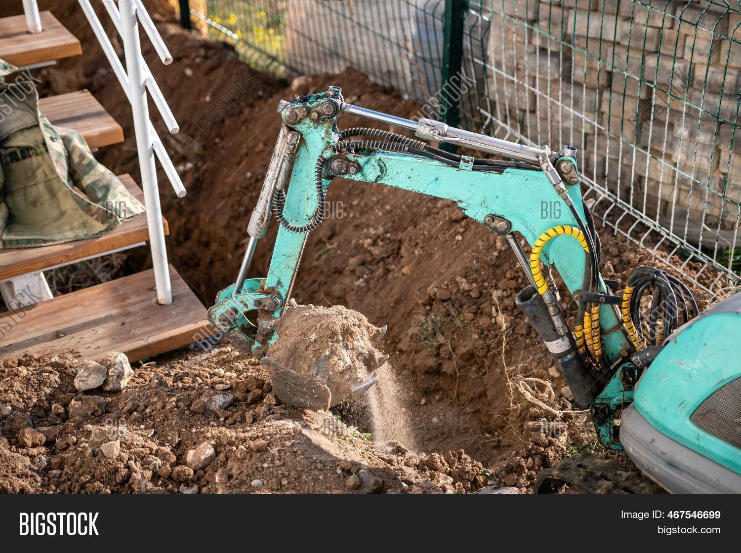 Mini Excavator Digs Image & Photo (Free Trial) | Bigstock