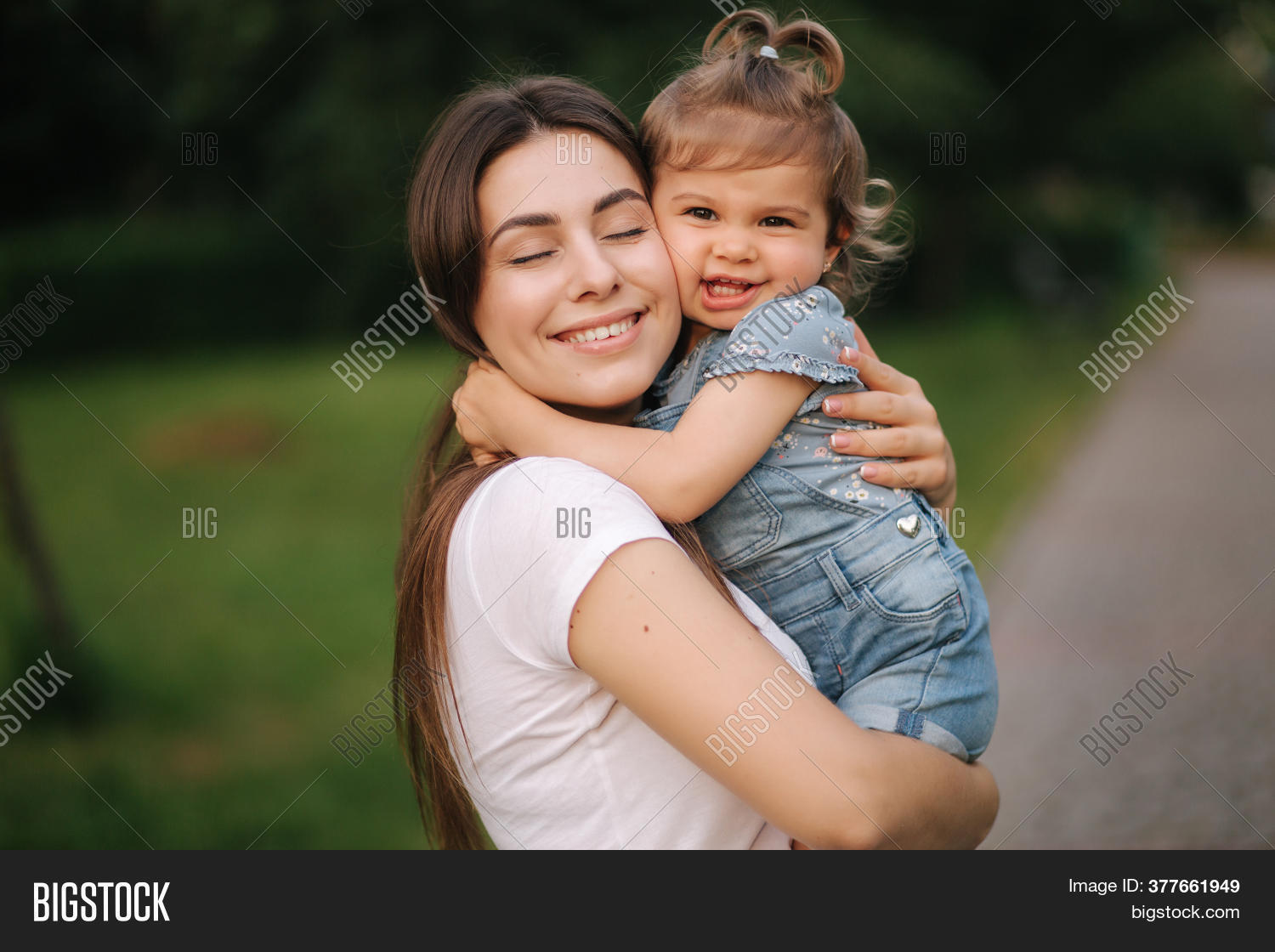 Portrait Beautiful Mom Image & Photo (Free Trial) | Bigstock