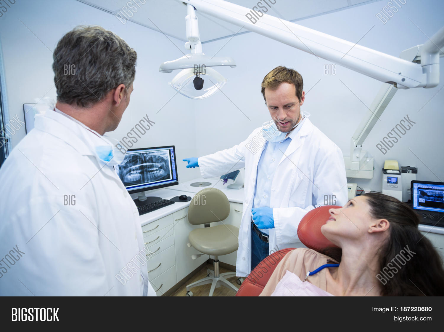 Dentists Showing X-ray Image & Photo (Free Trial) | Bigstock