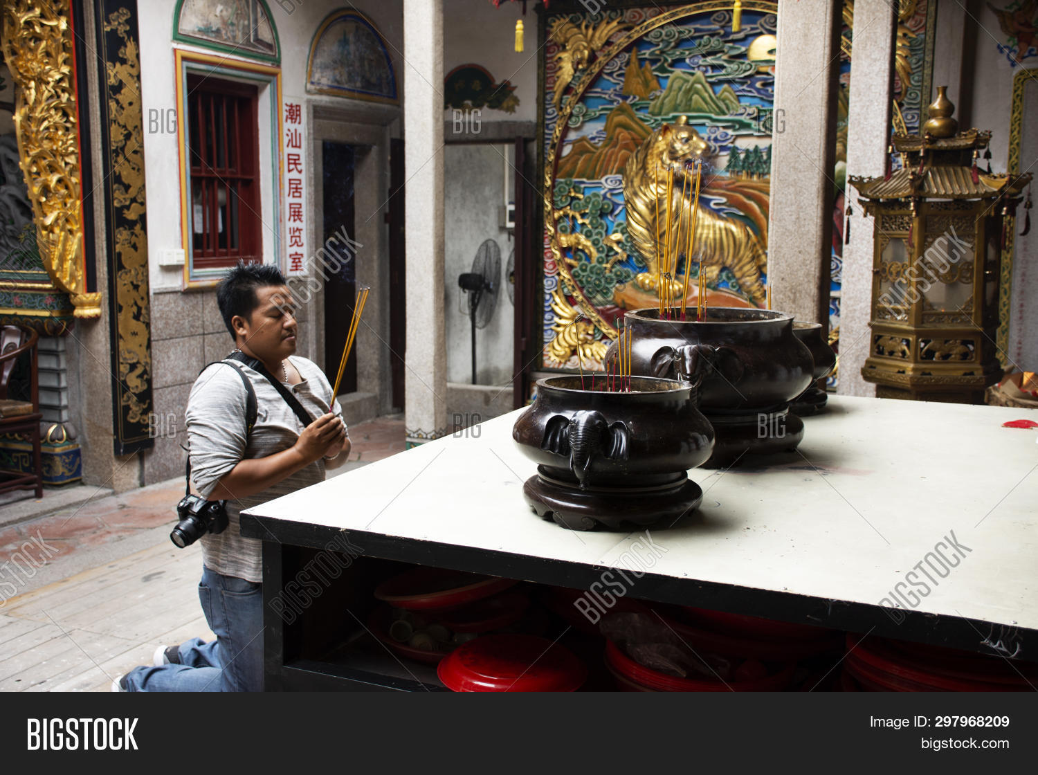 Chinese People Praying Image & Photo (Free Trial) | Bigstock