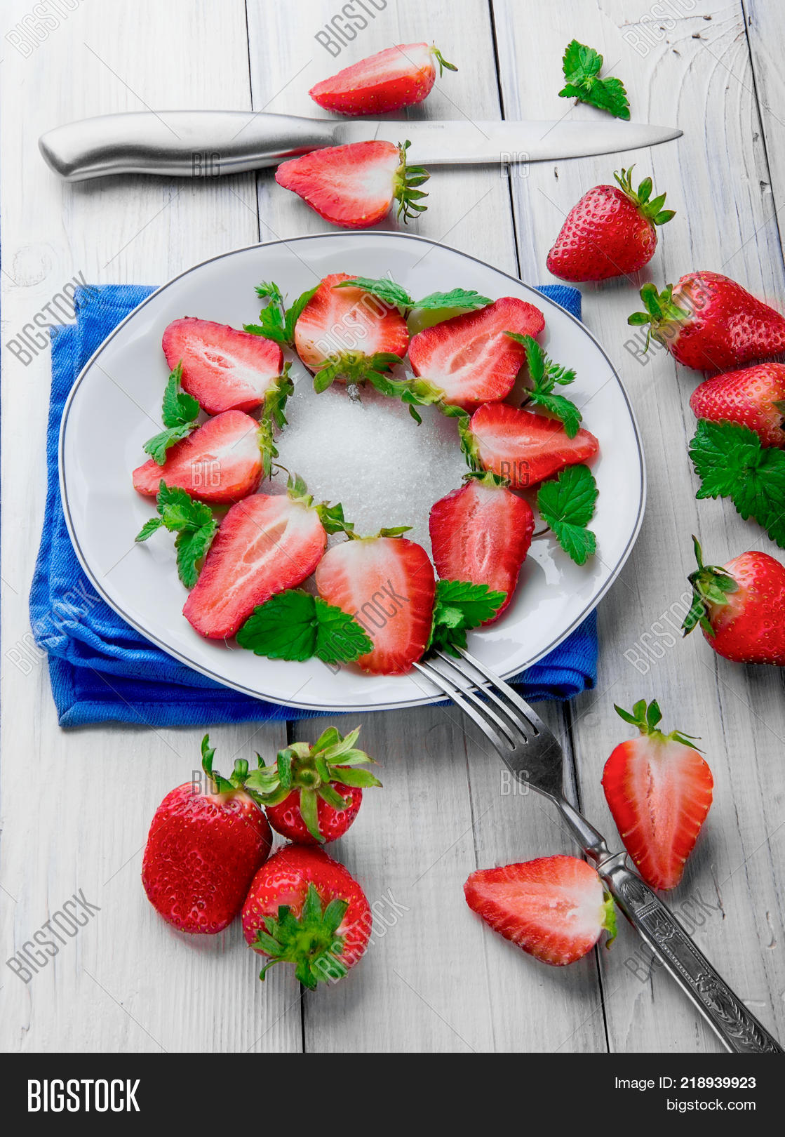 Slice Strawberry Leaf Image & Photo (Free Trial) | Bigstock