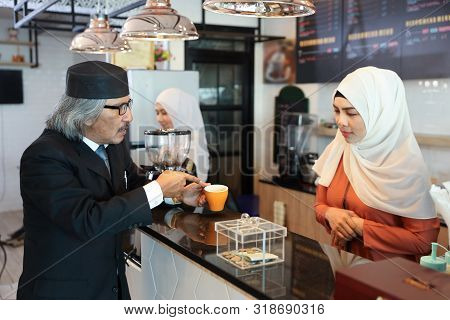 Muslim Customer Image & Photo (Free Trial) | Bigstock