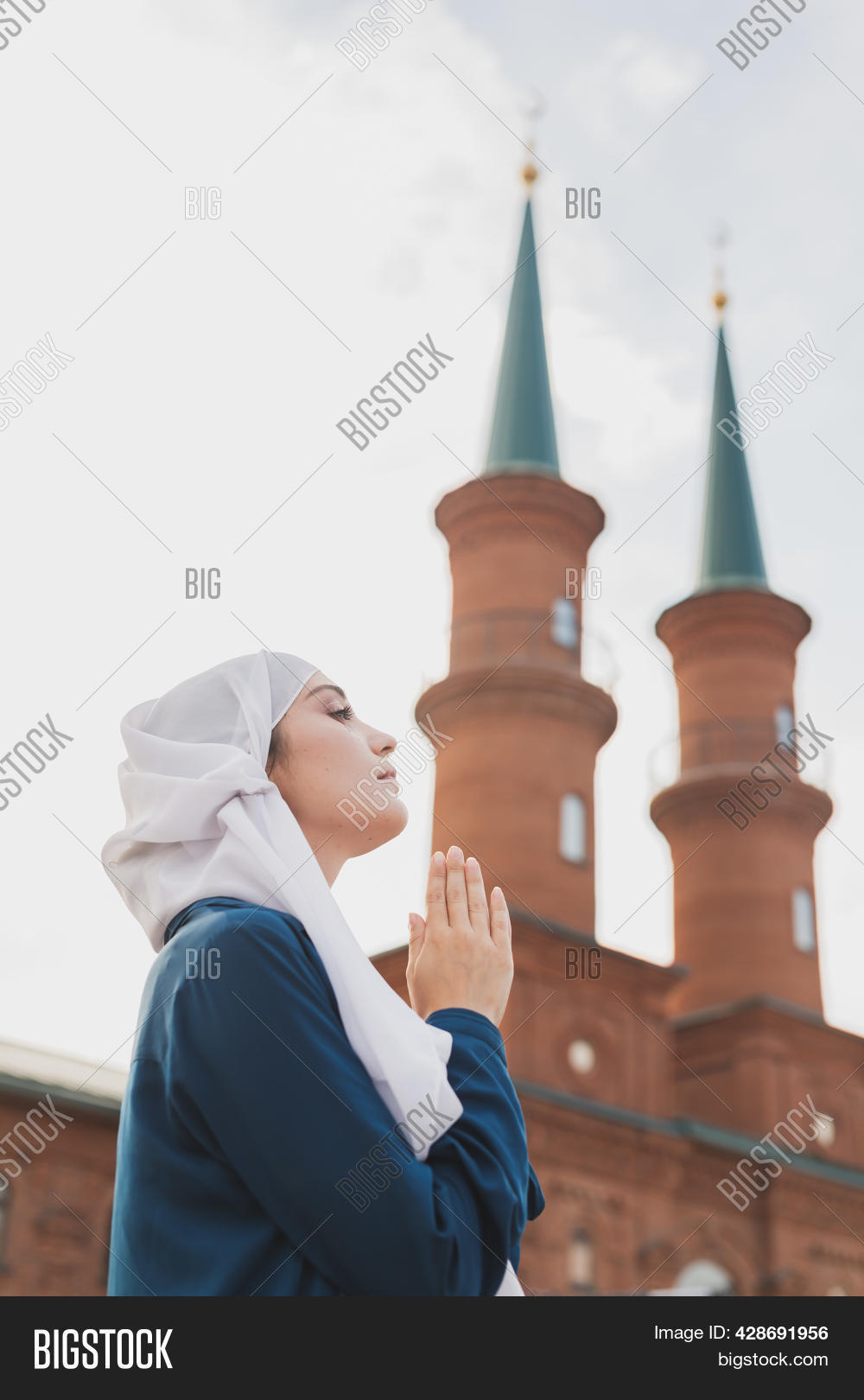 Muslim Woman Prayer Image & Photo (Free Trial) | Bigstock