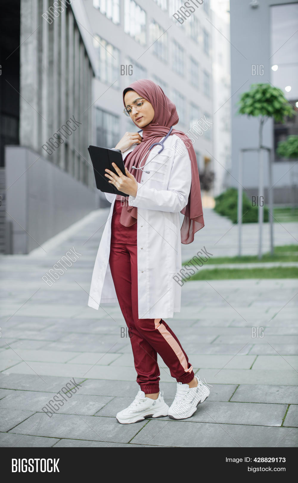 Female Muslim Doctor Image & Photo (Free Trial) | Bigstock