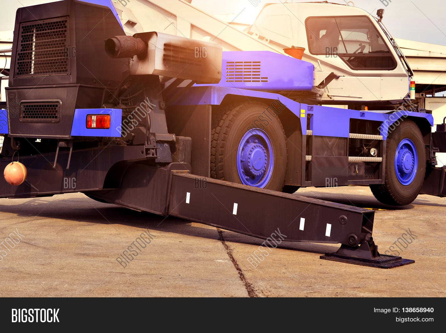 Crane Truck Outrigger Image & Photo (Free Trial) | Bigstock