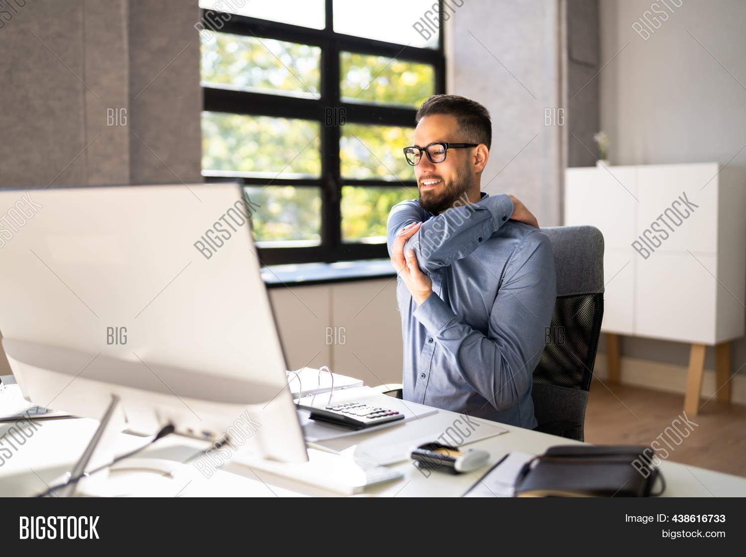 Shoulder Pain Posture Image & Photo (Free Trial) | Bigstock