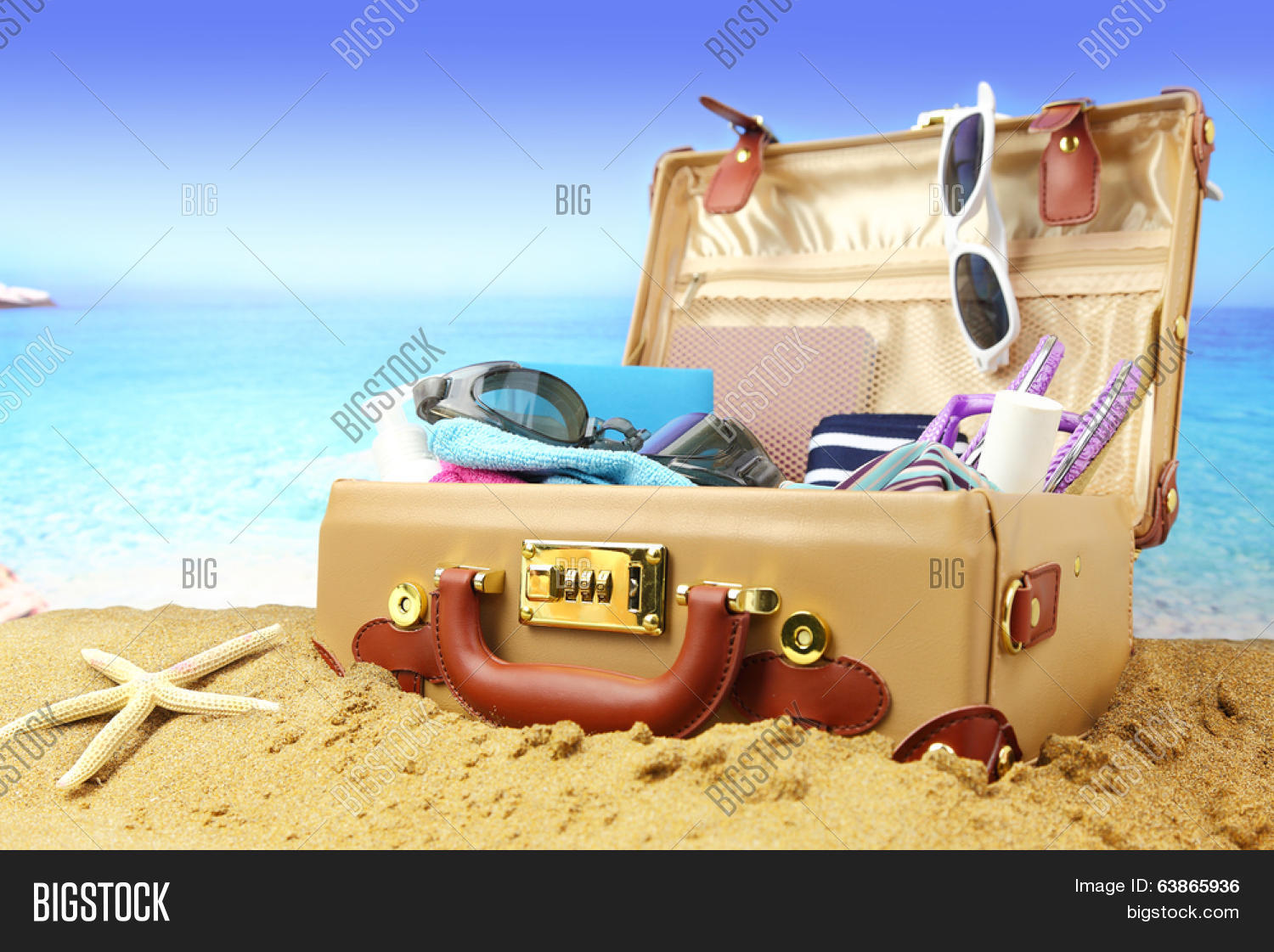 Full Open Suitcase On Image & Photo (Free Trial) | Bigstock