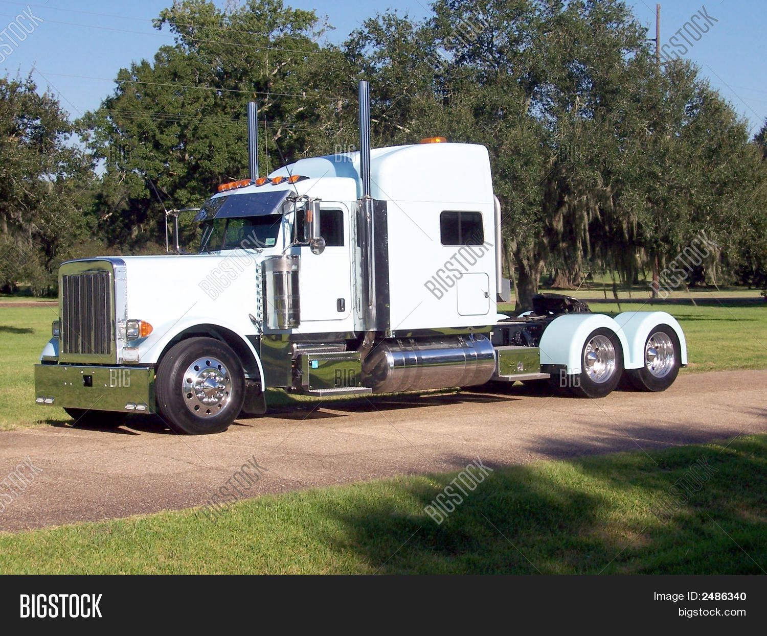 White 18 Wheeler Image & Photo (Free Trial) | Bigstock