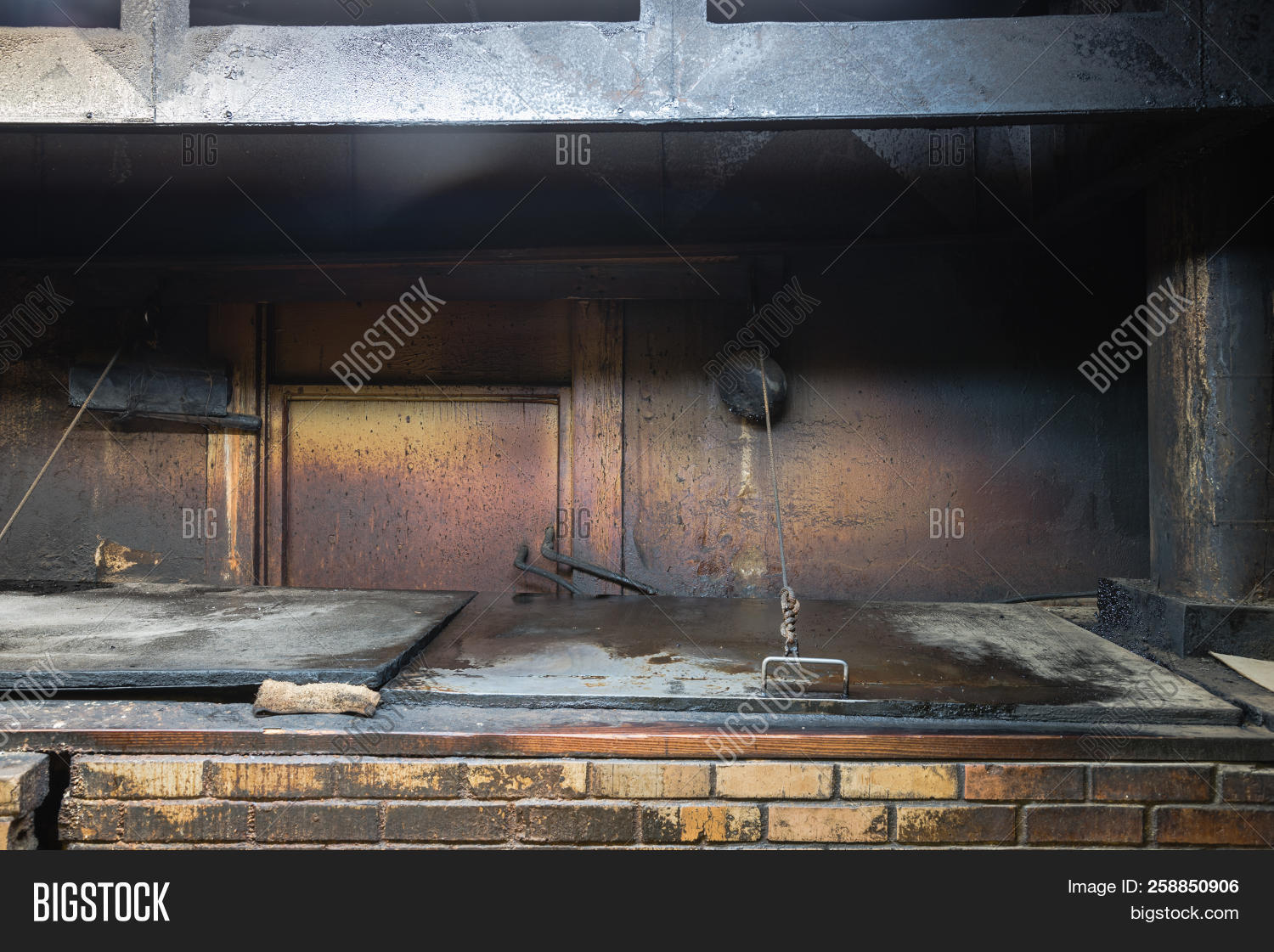 Empty Pit Room Old Image & Photo (Free Trial) | Bigstock