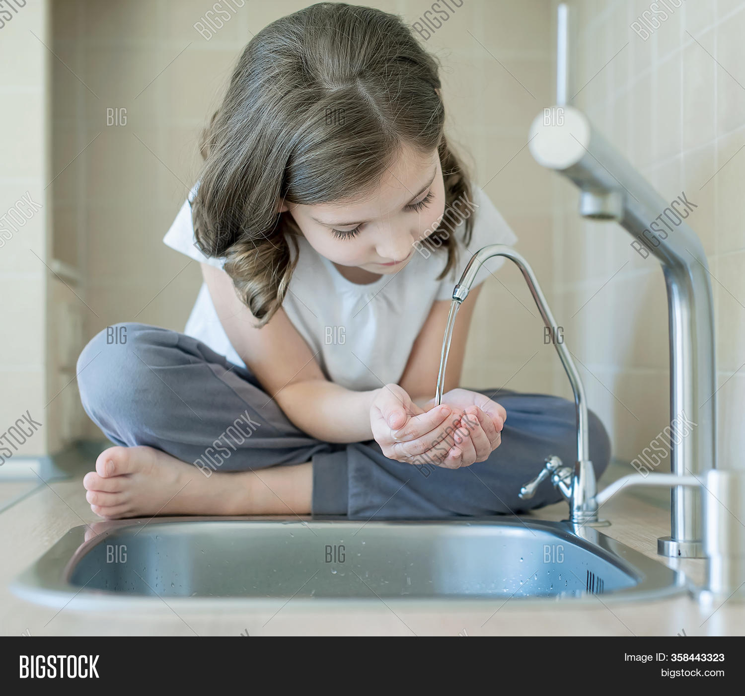 Child Drinking 图片和照片（免费试用） | Bigstock