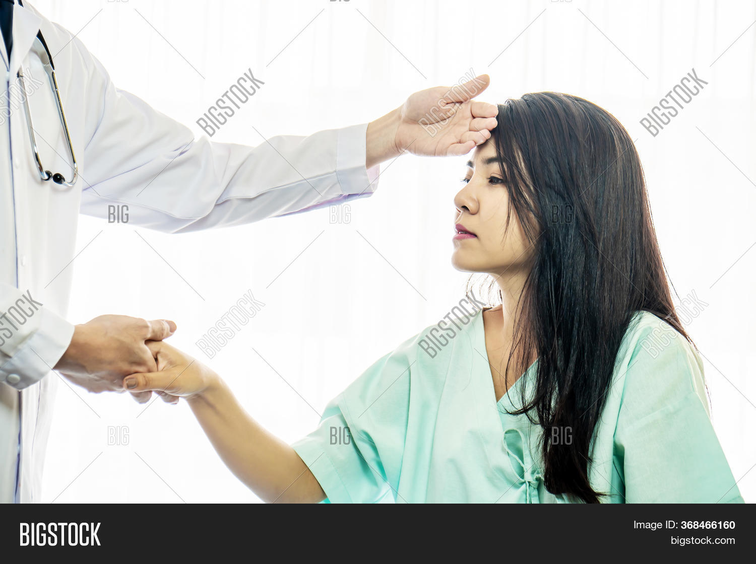 Male Doctor Uses Back Image & Photo (Free Trial) | Bigstock