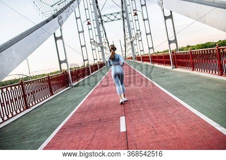 Imagen y foto Back View Running (prueba gratis) | Bigstock