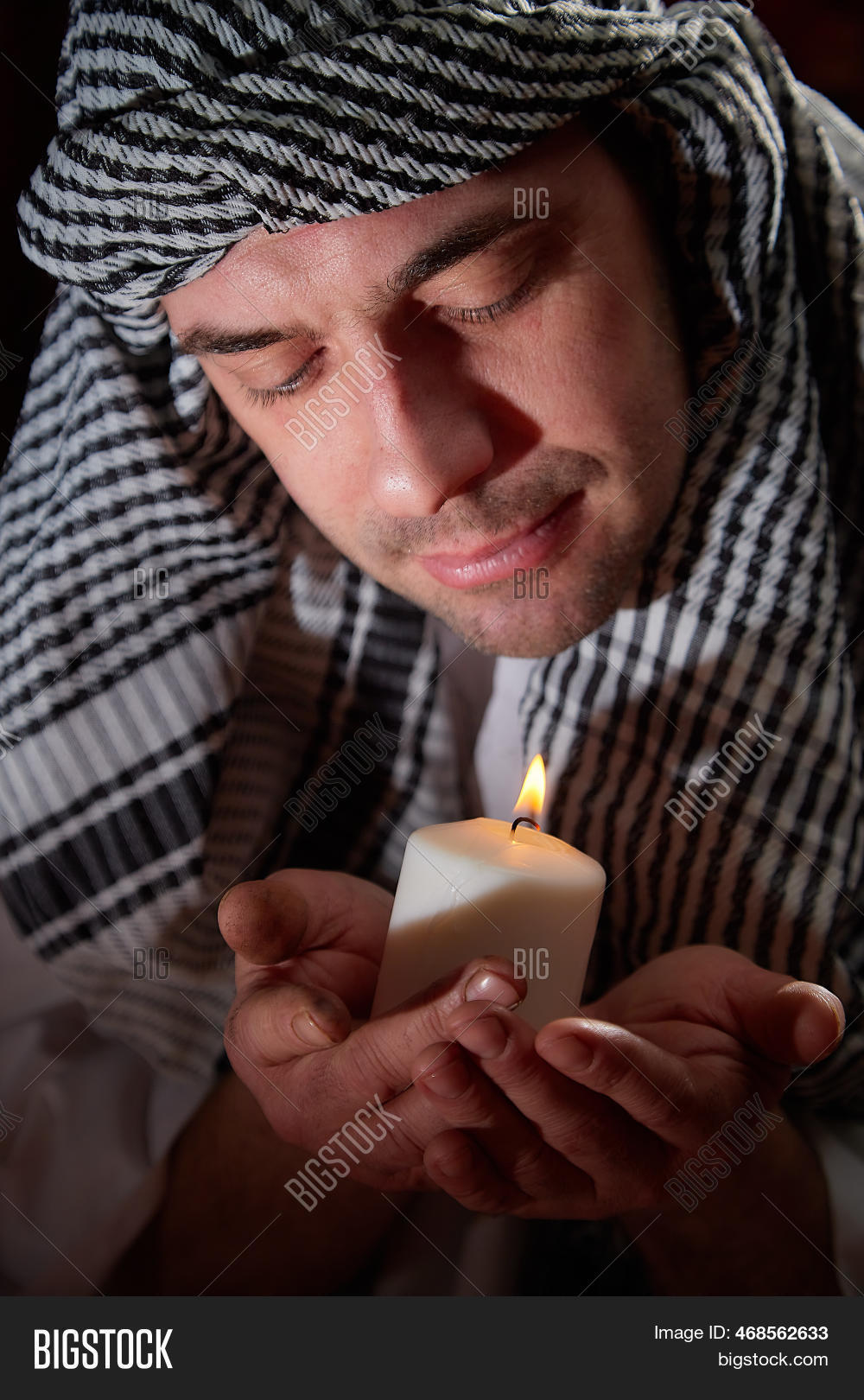 Arab Sheikh White Robe Image & Photo (Free Trial) | Bigstock