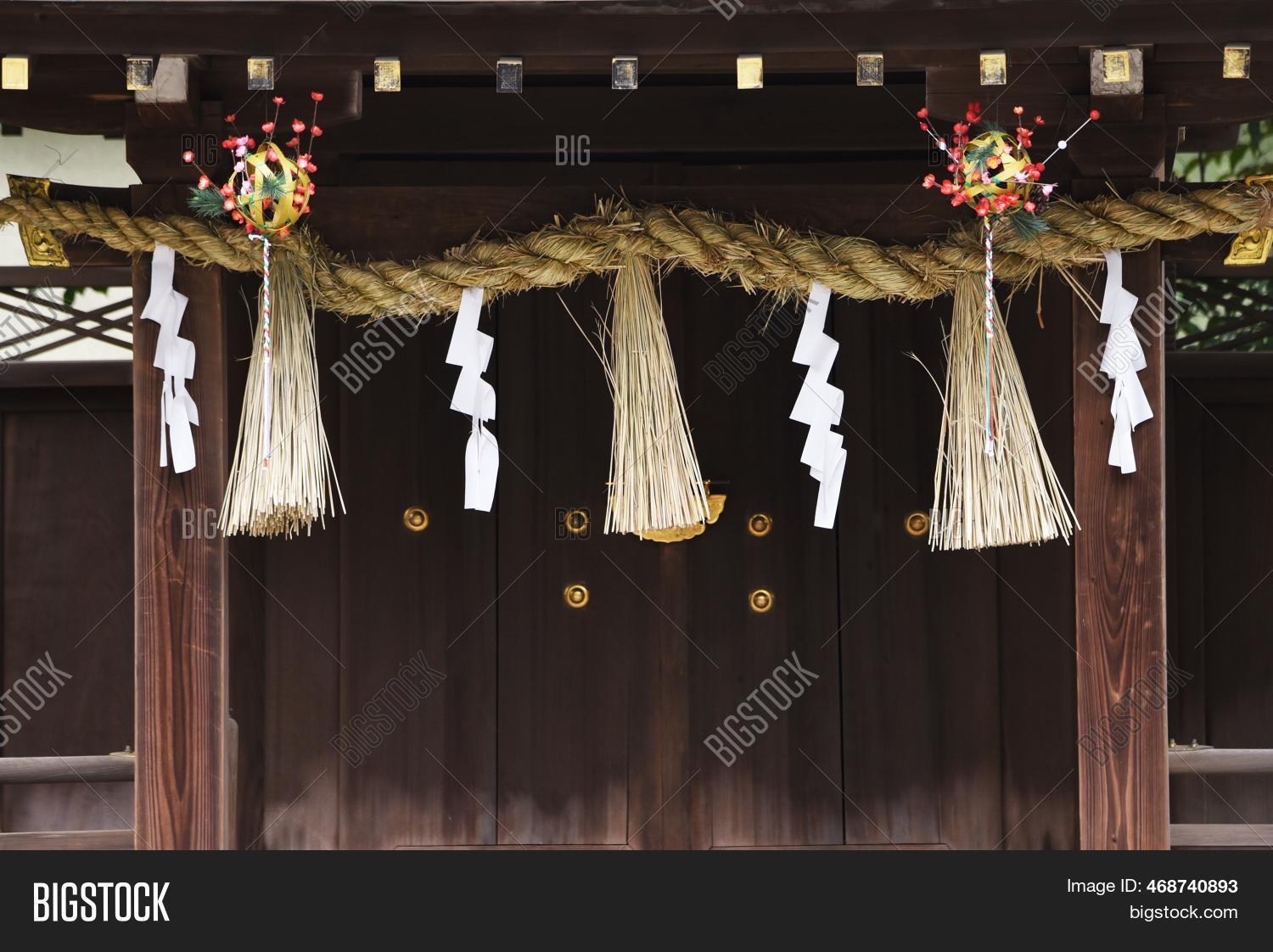 'shimenawa' ( Shinto Image & Photo (Free Trial) | Bigstock