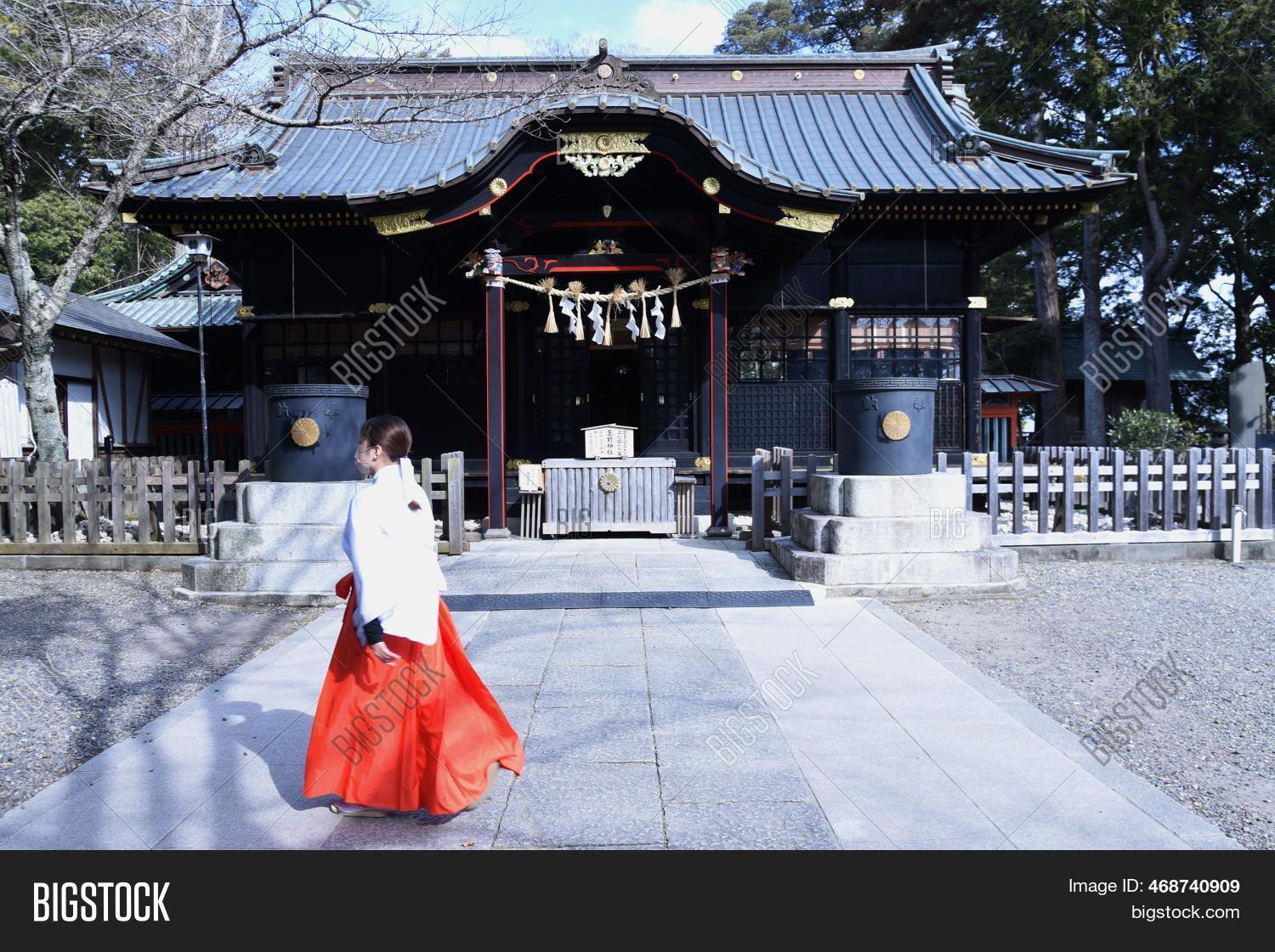 'shimenawa' ( Shinto Image & Photo (Free Trial) | Bigstock