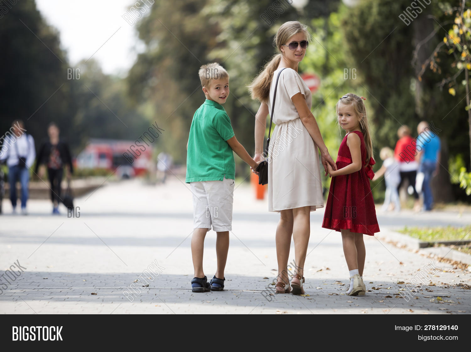 Back View Happy Family Image & Photo (Free Trial) | Bigstock