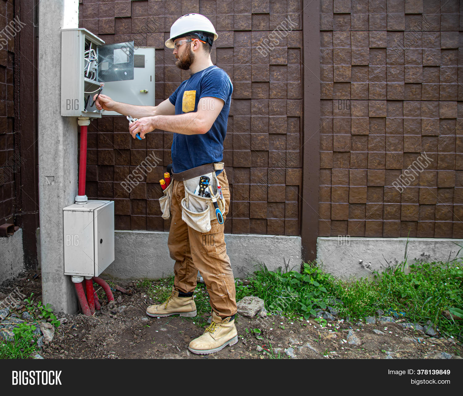 Electrician Builder Image & Photo (Free Trial) | Bigstock