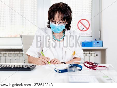 Woman Doctor With Mask Portrait. Pulmologist For Covid-19. Doctor ...