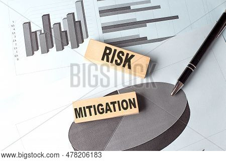 Risk Mitigation 图片和照片（免费试用） | Bigstock