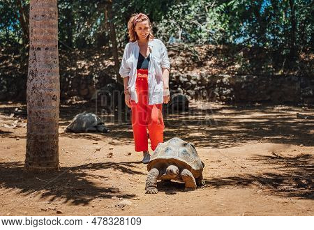 Smiling Tourist Woman Image & Photo (Free Trial) | Bigstock