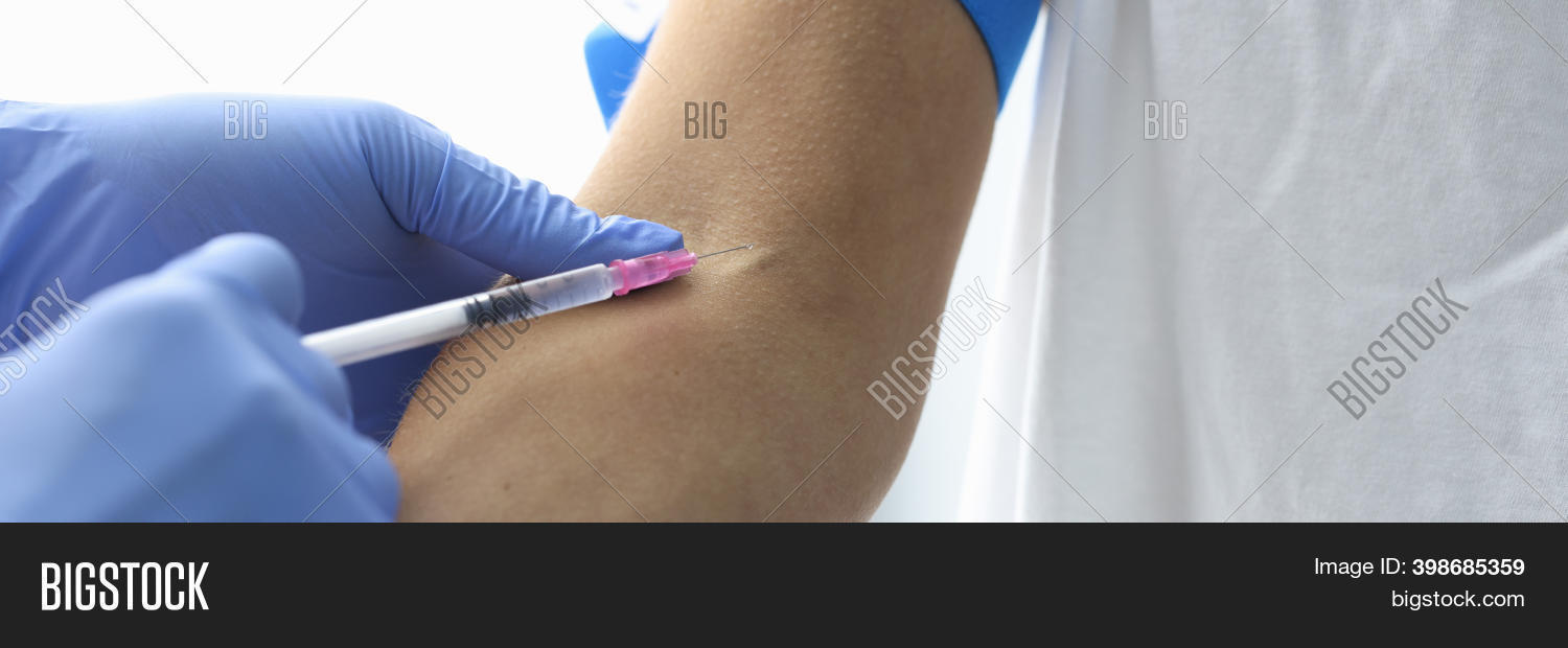 Doctor Injects Patient Image & Photo (Free Trial) | Bigstock
