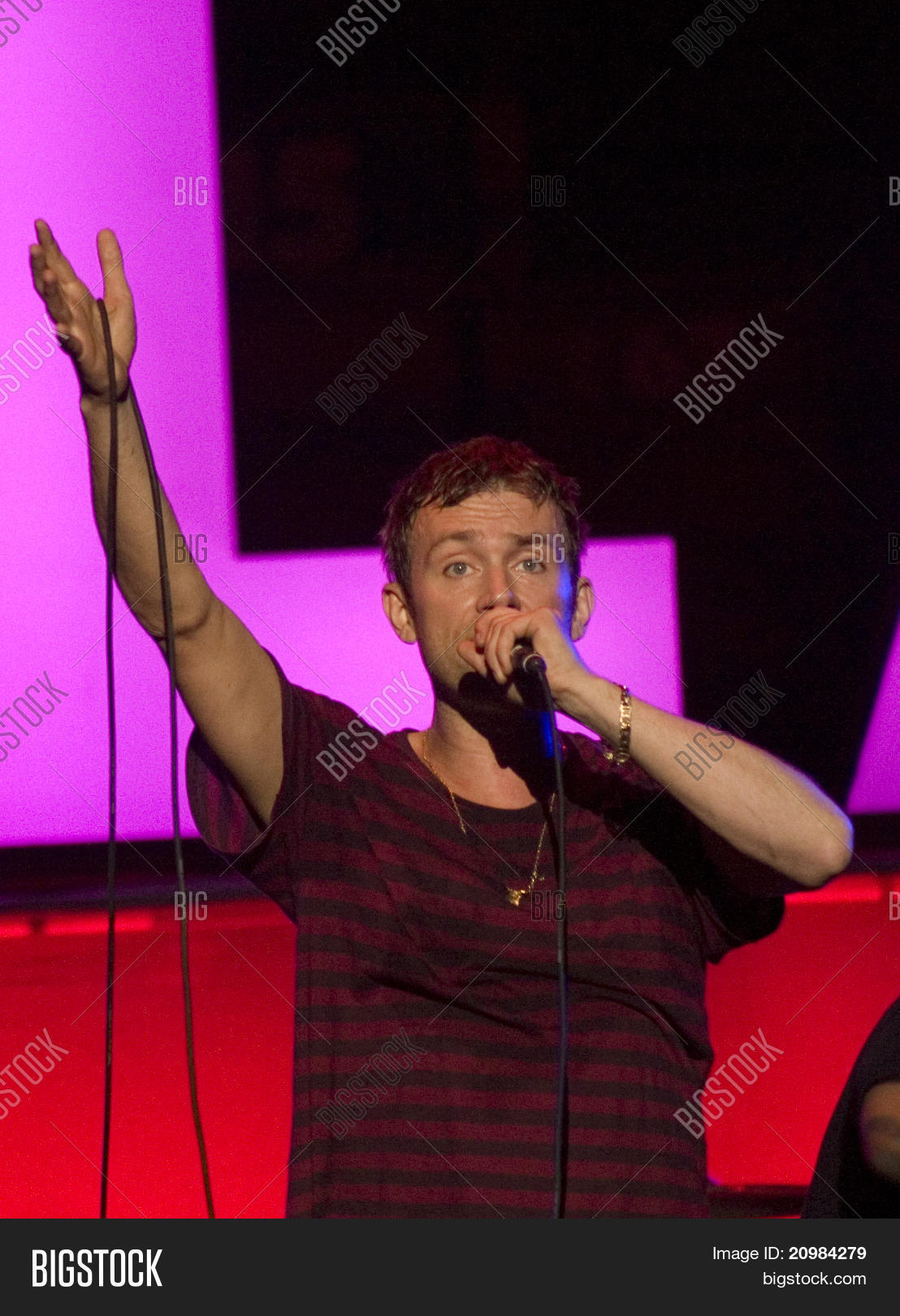 Damon Albarn Singing Image & Photo (Free Trial) | Bigstock