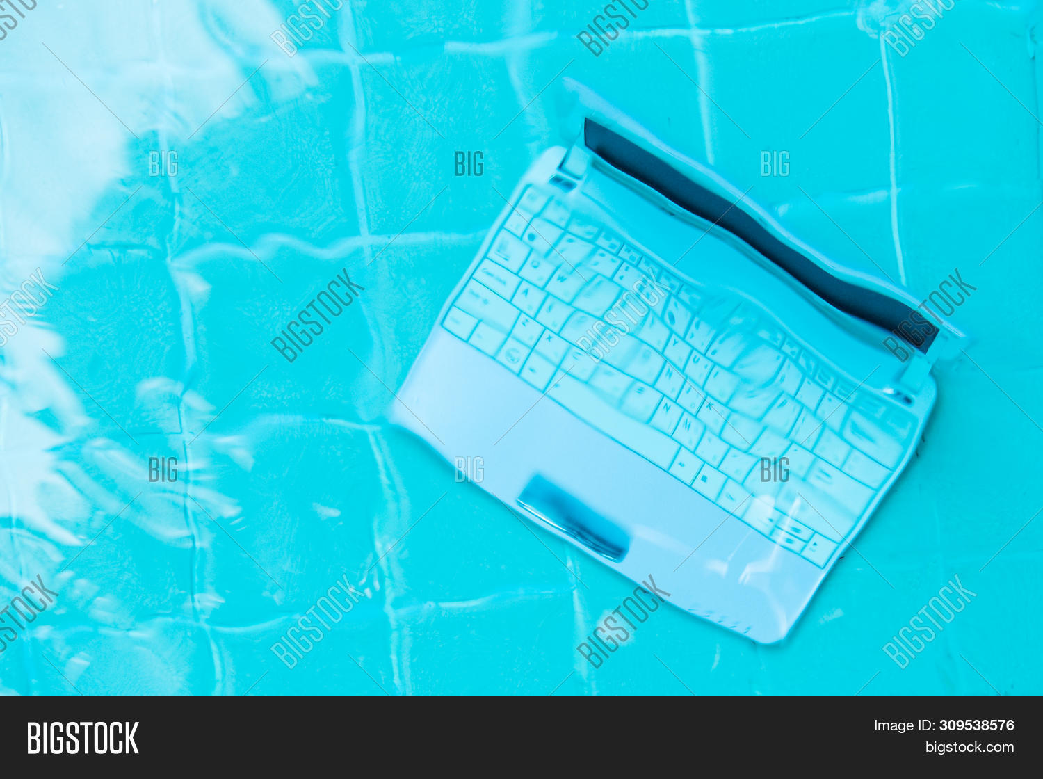 Imagen y foto Laptop Under Water (prueba gratis) | Bigstock