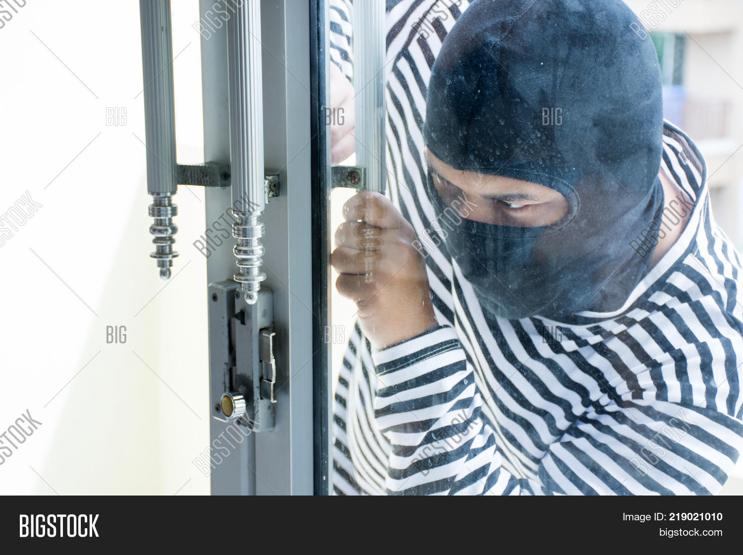 Male Robber/Burglarize Image & Photo (Free Trial) | Bigstock