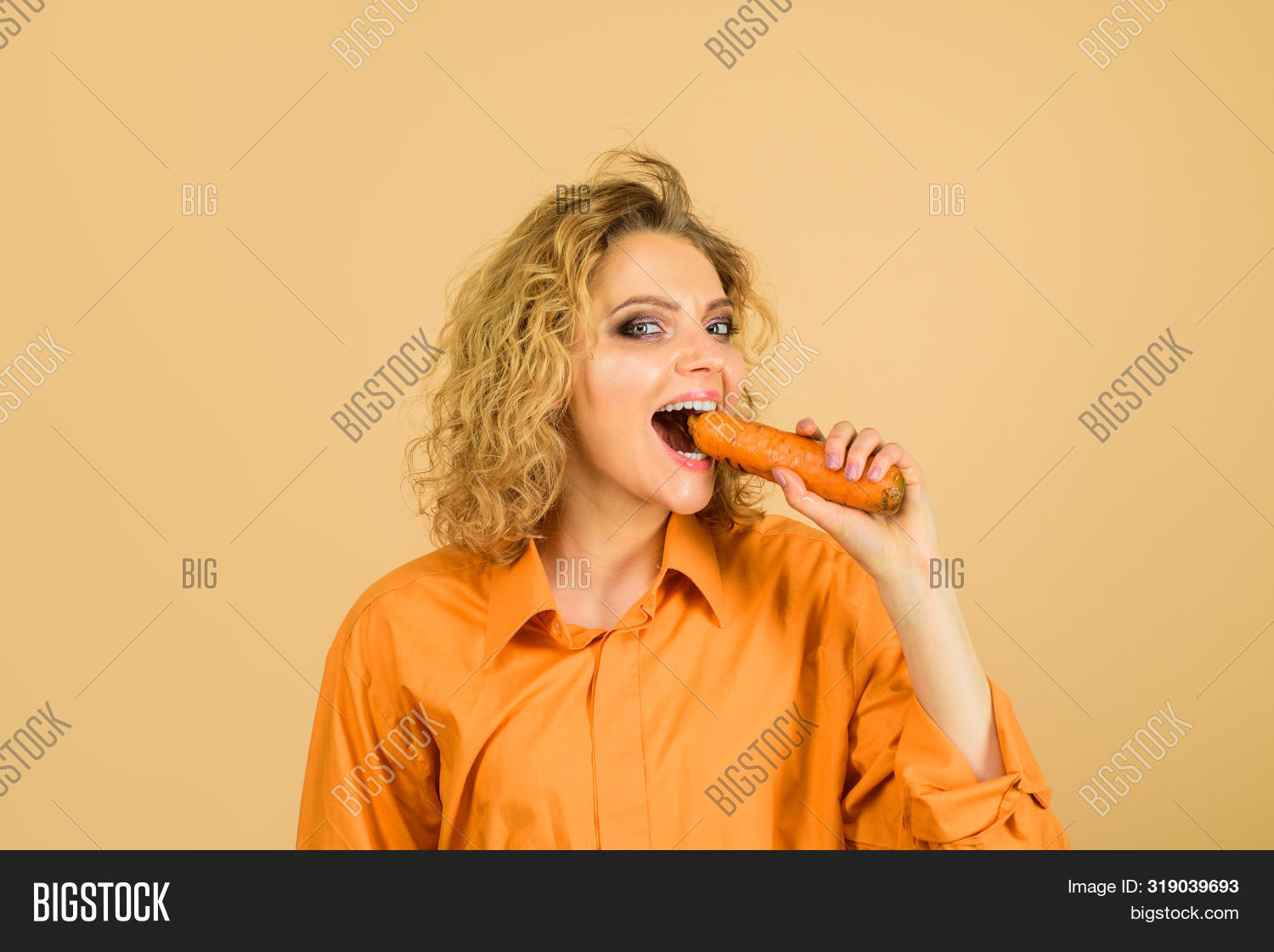 Imagen y foto Smiling Woman Bites (prueba gratis) | Bigstock