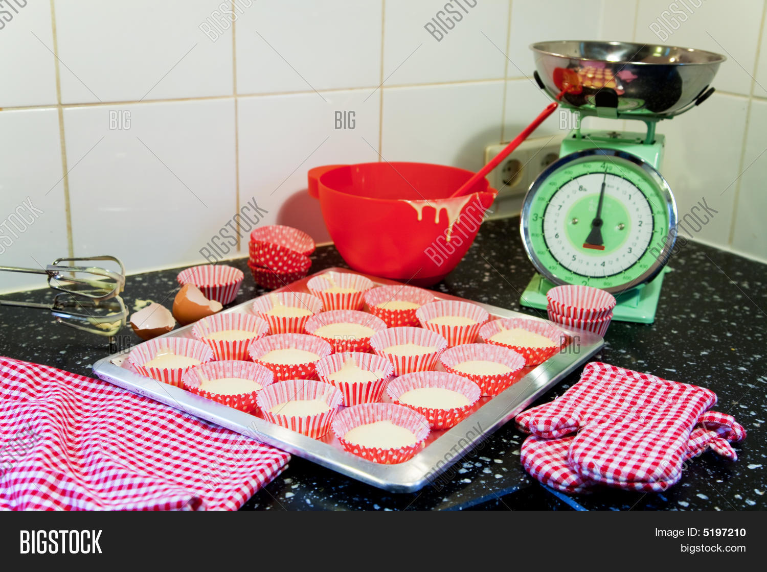 Baking Fancy Cakes Image & Photo (Free Trial) | Bigstock