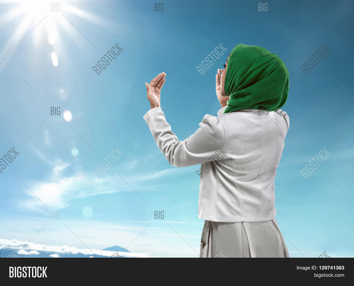 Back View Muslim Woman Image & Photo (Free Trial) | Bigstock