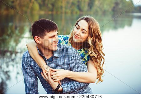 Loving Couple 图片和照片（免费试用） | Bigstock