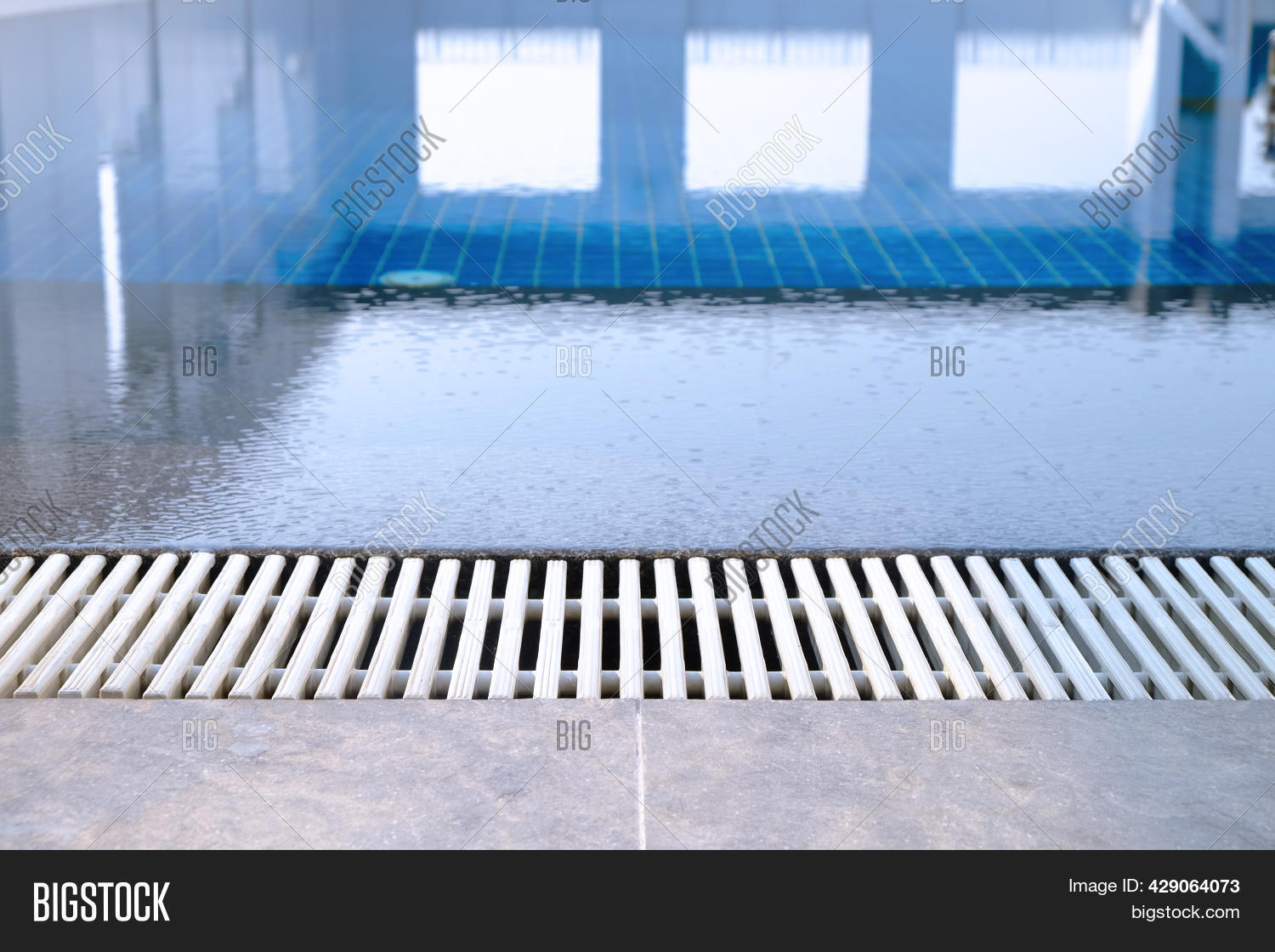 Overflow Swimming Pool Image & Photo (Free Trial) | Bigstock