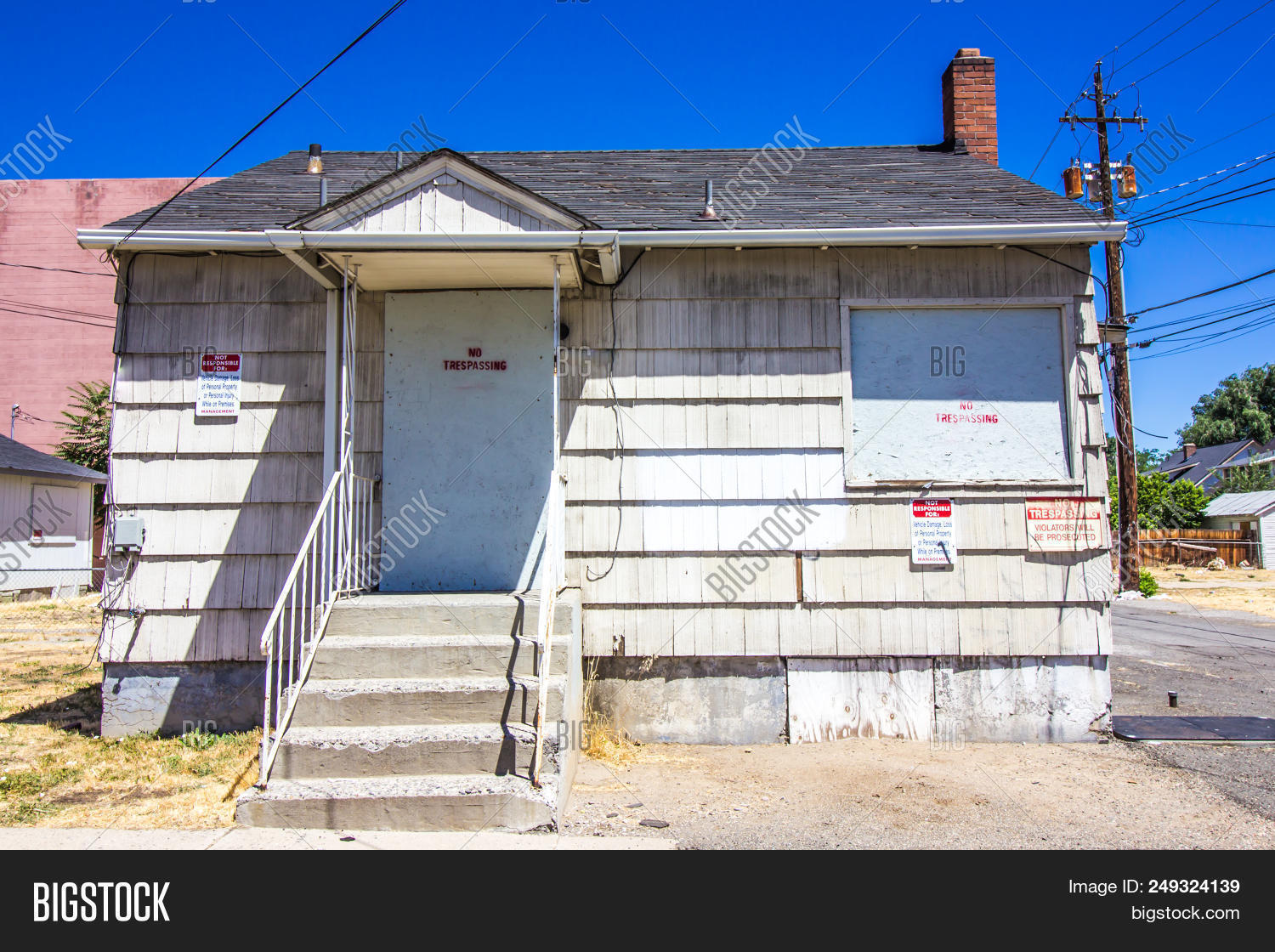 Abandoned One Story Image & Photo (Free Trial) | Bigstock