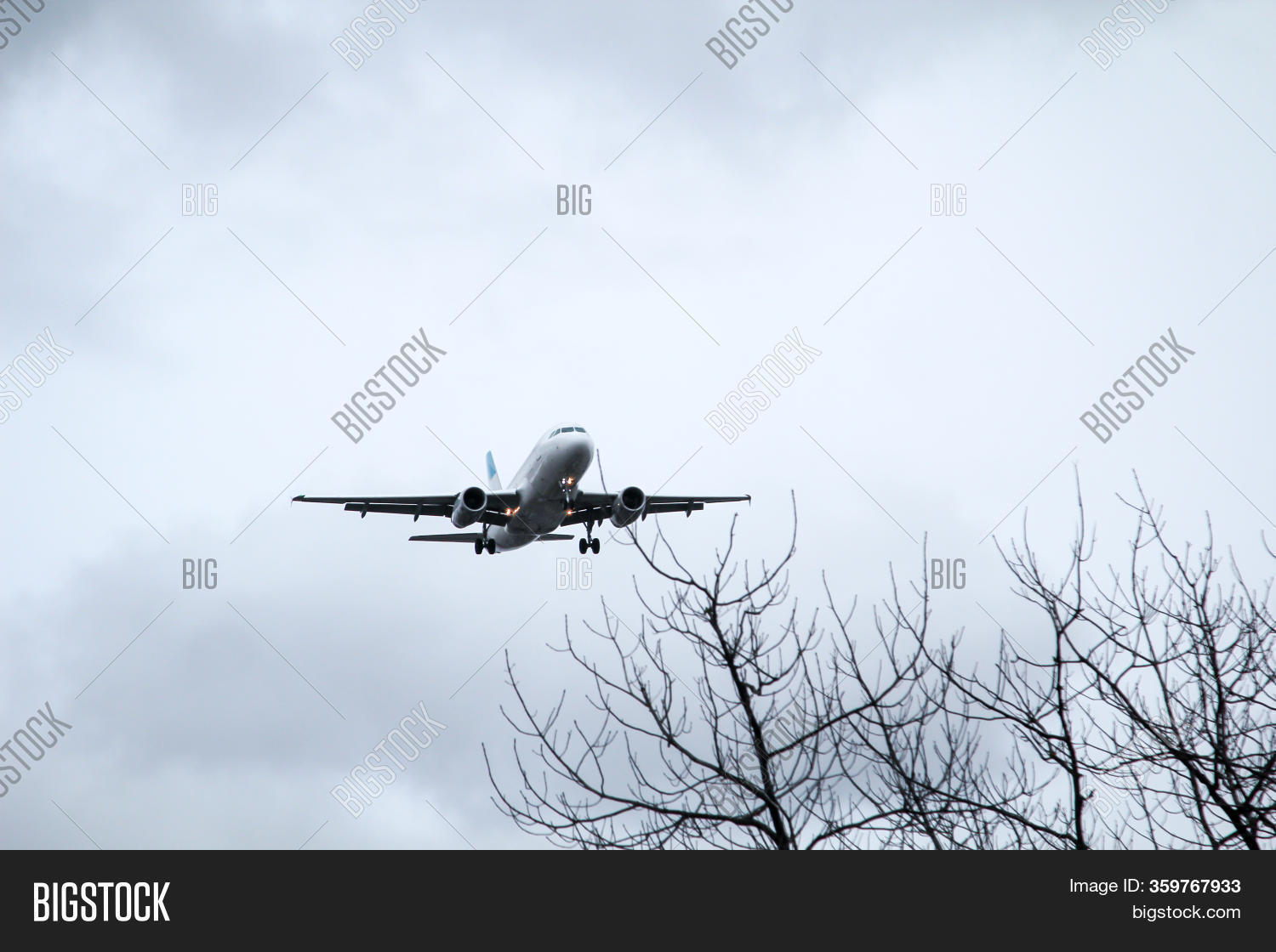 Airplane Approaching Image & Photo (Free Trial) | Bigstock