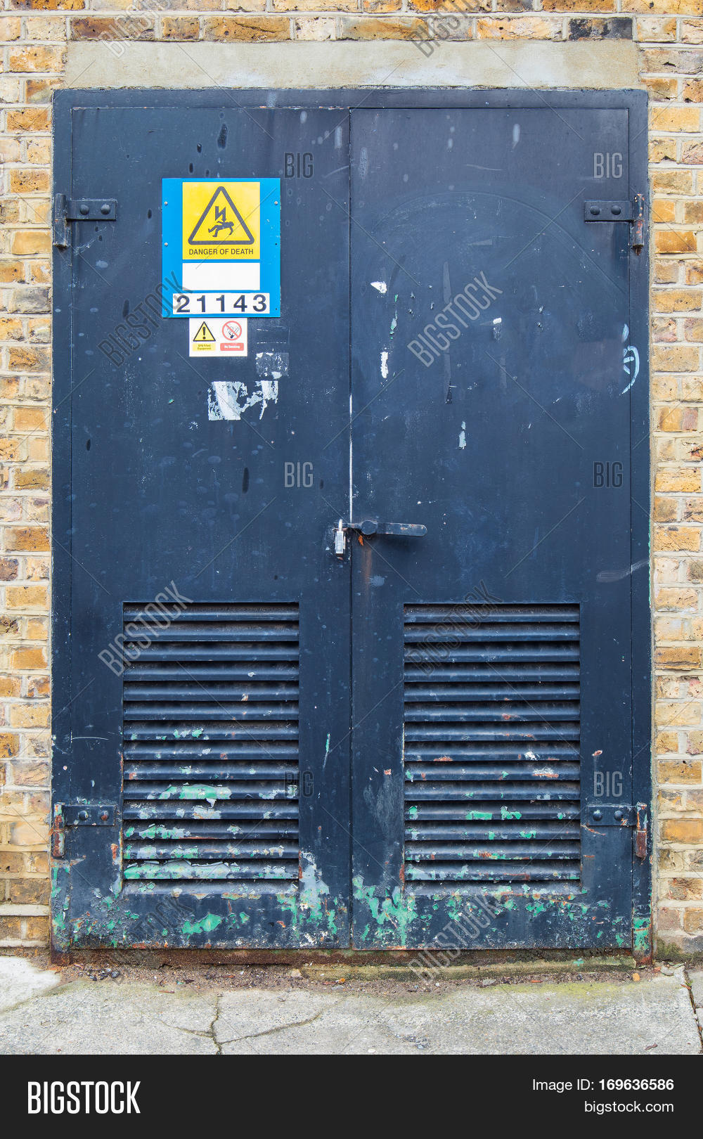 Rusty Iron Door That Image & Photo (Free Trial) | Bigstock
