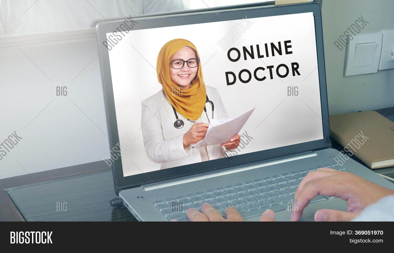 Person Browsing Online Image & Photo (Free Trial) | Bigstock