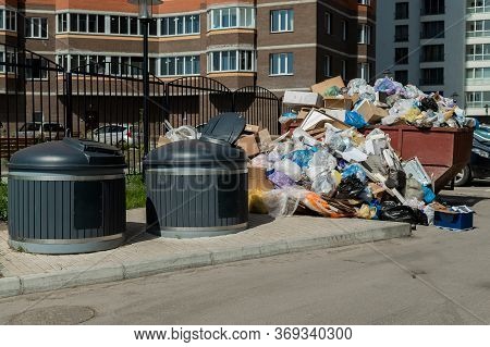 Crowded Garbage 图片和照片（免费试用） | Bigstock