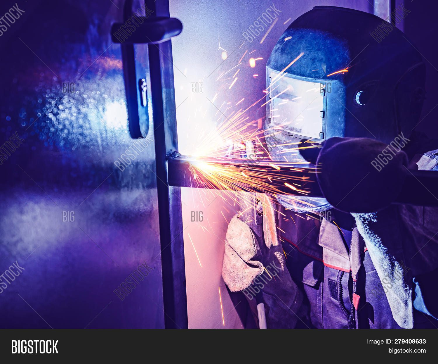 Welder Worker Performs Image & Photo (Free Trial) | Bigstock